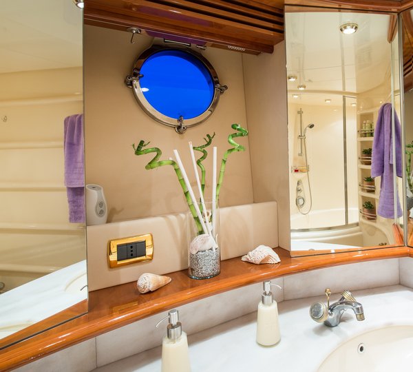 MANU Yacht Charter Details, Azimut 68 | CHARTERWORLD Luxury Superyachts